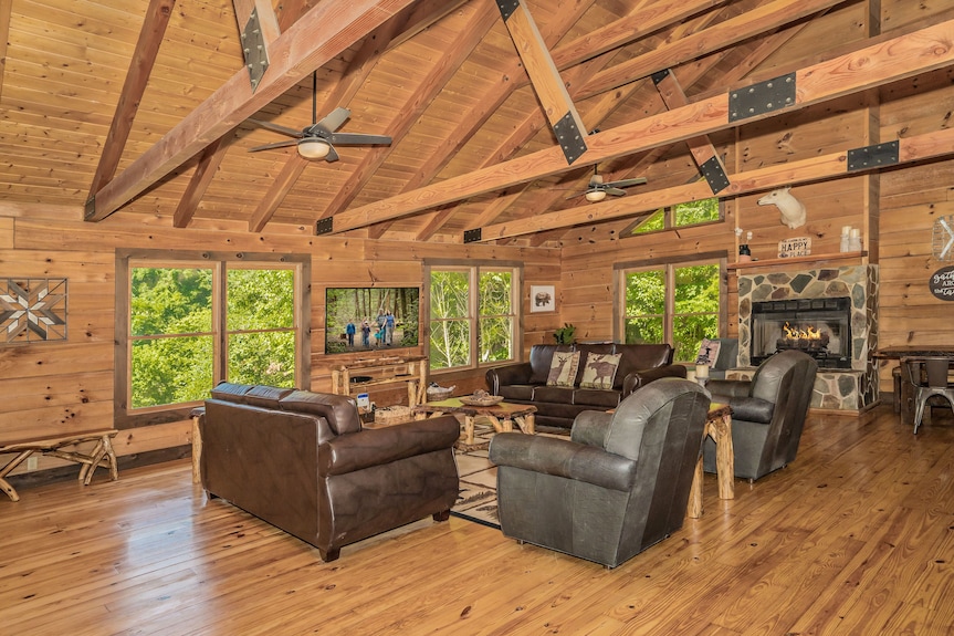 The Grand Cedar Hideaway: Seclusion, Fire Pit, Games, Theater, Wi-fi, Yard, Near Attractions! - Sevierville, TN