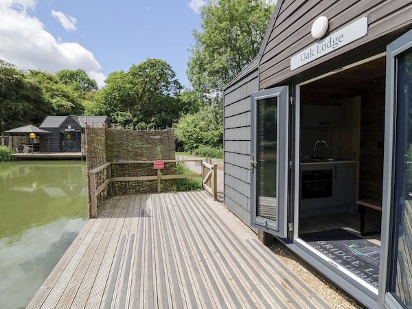 Oak Lodge At Bridge Lake Farm &Amp; Fishery - Oxfordshire