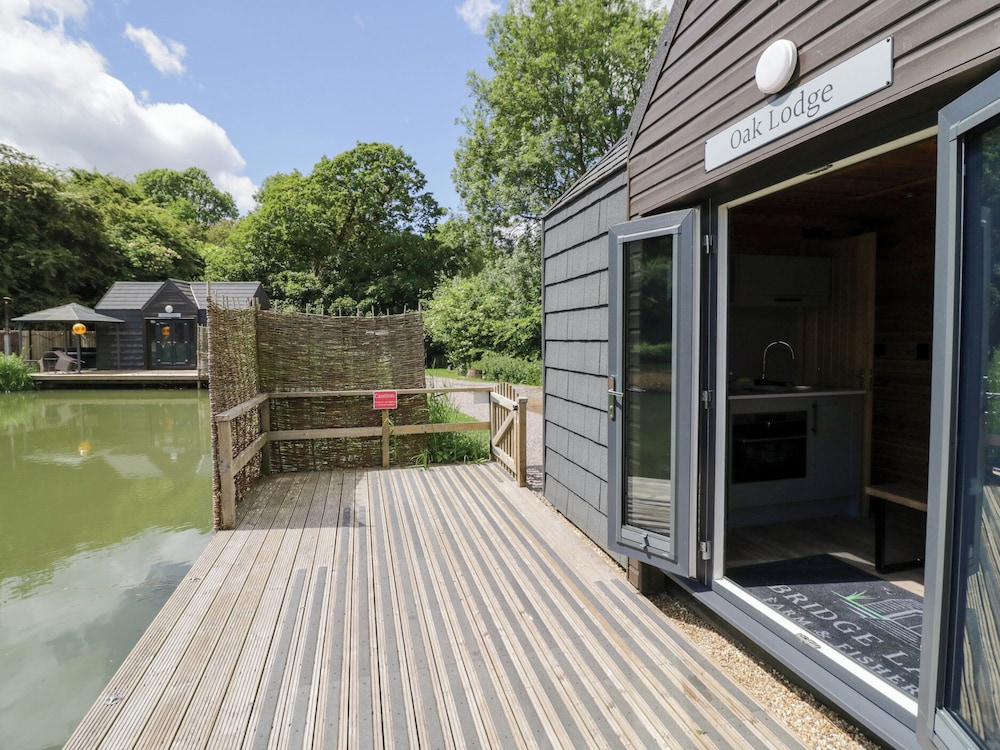 Oak Lodge At Bridge Lake Farm &Amp; Fishery - Buckinghamshire