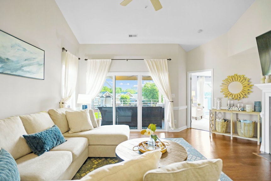 Lavish Lake Lounge By Socharm | 3rd Fl Waterfront Condo - 3bed/2bath Cornelius - Davidson, NC