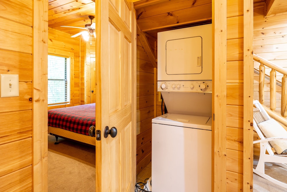 Spacious 4br 3ba With Hot Tub Pigeon Forge Cabin - Bluff Mountain Overlook - Tennessee