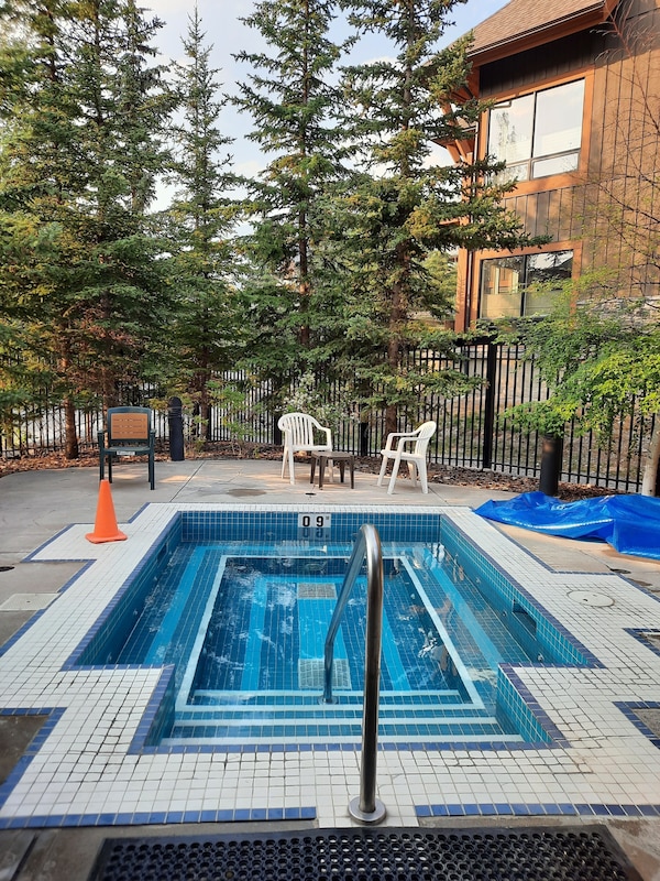 Cascade Loft Spectacular Mountain View, Heated Pool & Hot Tub - Canmore