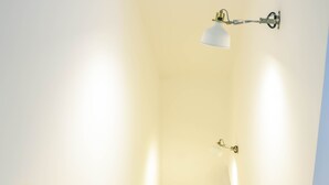 Uma escada de madeira com um lustre no topo.