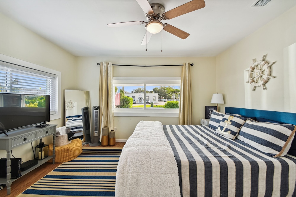 Siesta Key Palm Paradise With Heated Salt Water Pool - Sarasota, FL