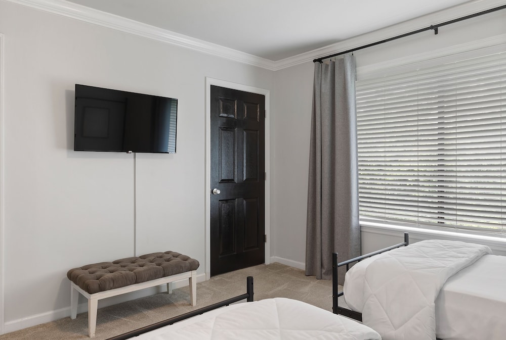 Newly Renovated 2 Bedroom Condo With Deck - Charleston, SC