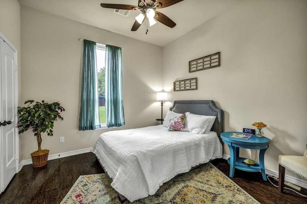Great House In The Heart Of The Hill Country - Johnson City, TX