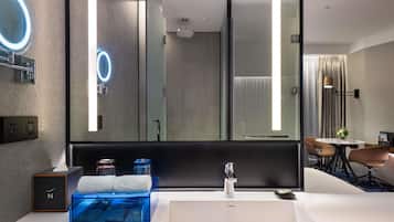 Quarto standard, 2 camas de solteiro | Edredons de pluma, frigobar, escrivaninha, Wi-Fi de cortesia