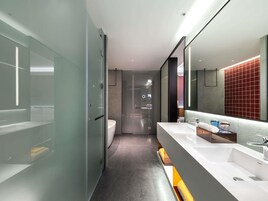 Suite Deluxe, 1 cama king-size | Edredões de penas, minibar, secretária, Wi-fi grátis 