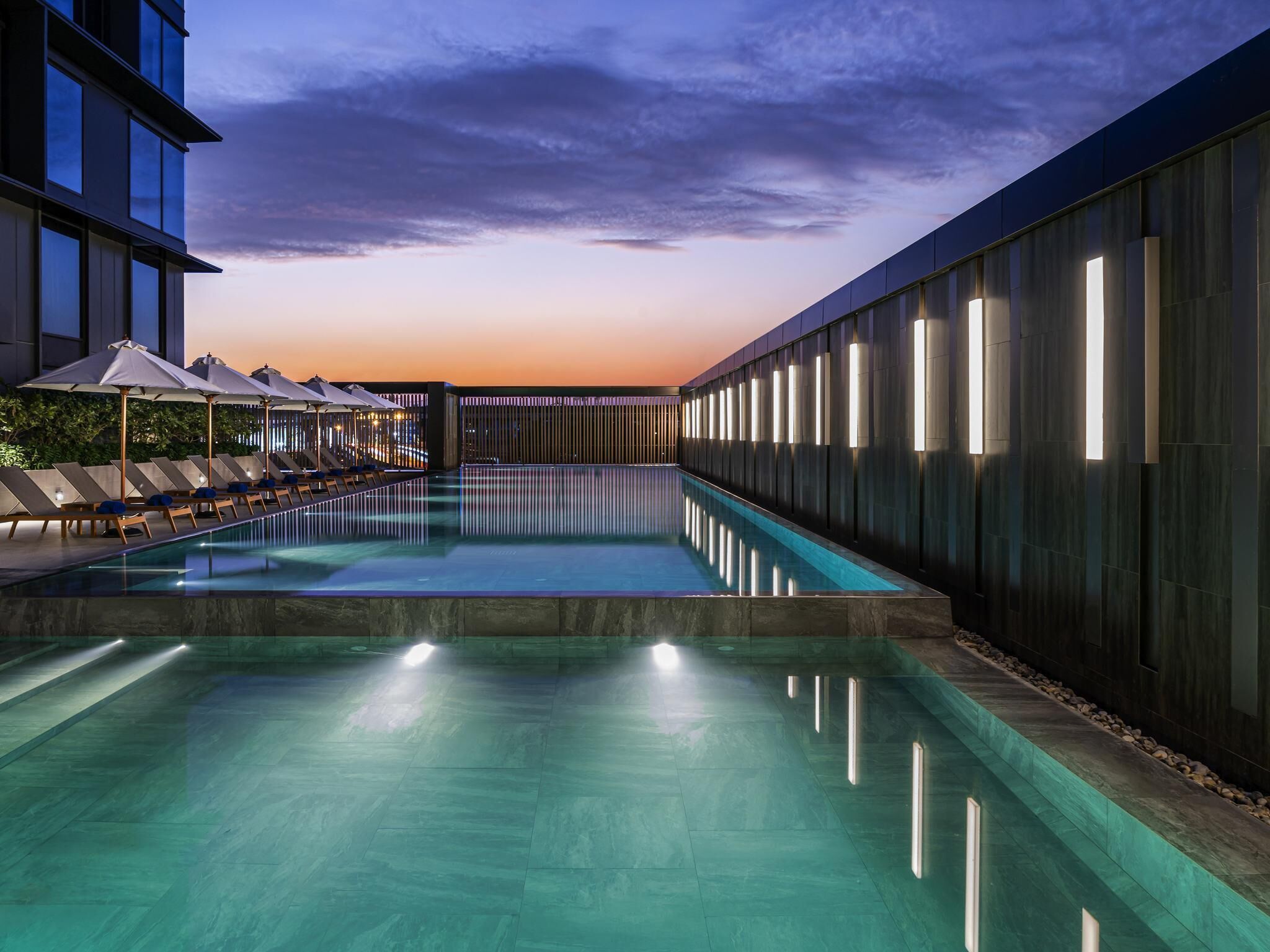 Piscina externa, espreguiçadeiras