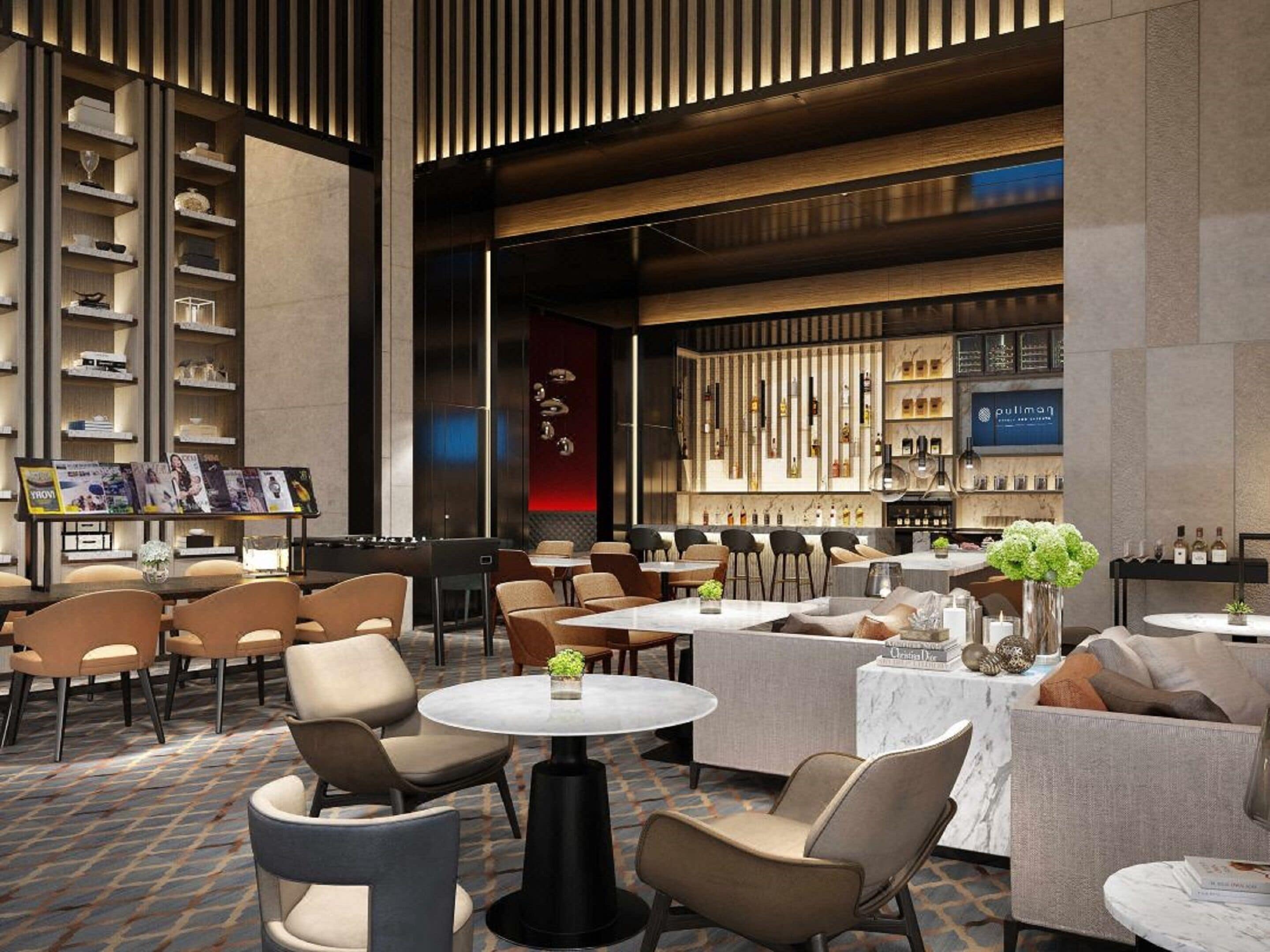Um saguão de hotel moderno, com áreas de estar, um bar e uma exposição de revistas.
