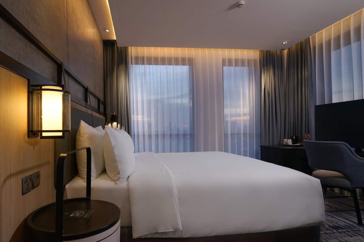 Roupa de alta qualidade, minibar, cofre no quarto, secretária