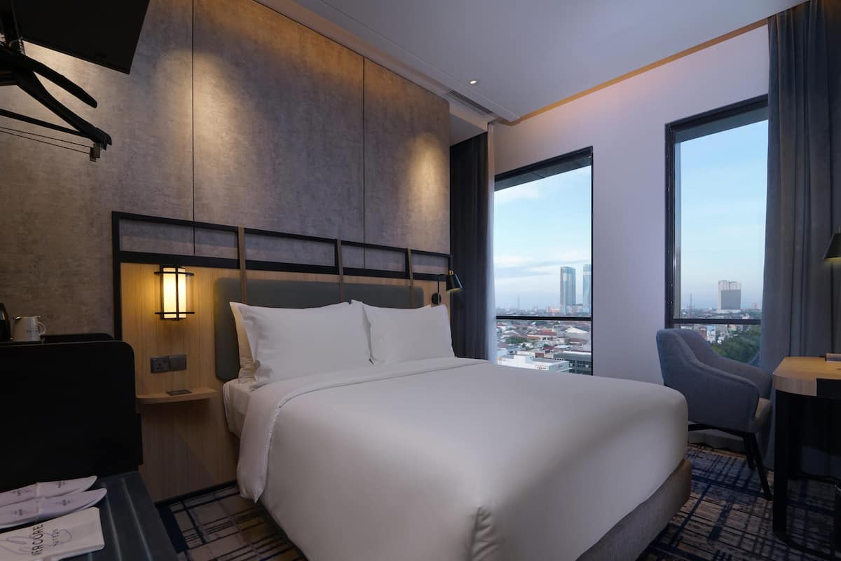 Roupa de alta qualidade, minibar, cofre no quarto, secretária