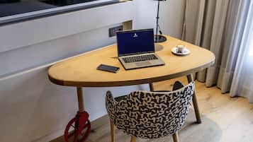 Edredons de pluma, camas Select Comfort, frigobar, cofres nos quartos