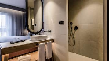 Edredons de pluma, camas Select Comfort, frigobar, cofres nos quartos