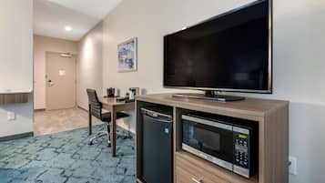 Quarto Standard, 2 camas queen-size, acessível, frigorífico e micro-ondas | Secretária, secretária adequada para computadores portáteis