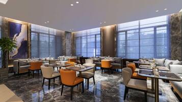Um restaurante moderno com piso de mármore, grandes janelas e uma variedade de opções de assento, incluindo mesas e sofás.