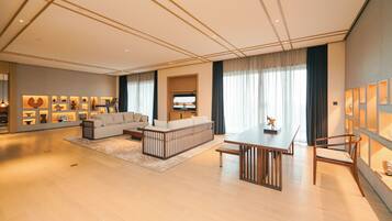 Suite Presidencial (The Level, 4+2) | Roupa de alta qualidade, minibar grátis, cofre no quarto, secretária