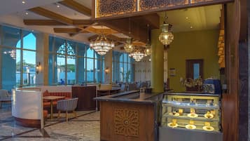 Pequeno-almoço tipo buffet diário (18 USD por pessoa)