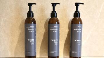 Três frascos de shampoo, condicionador e gel de banho Westin White Tea.