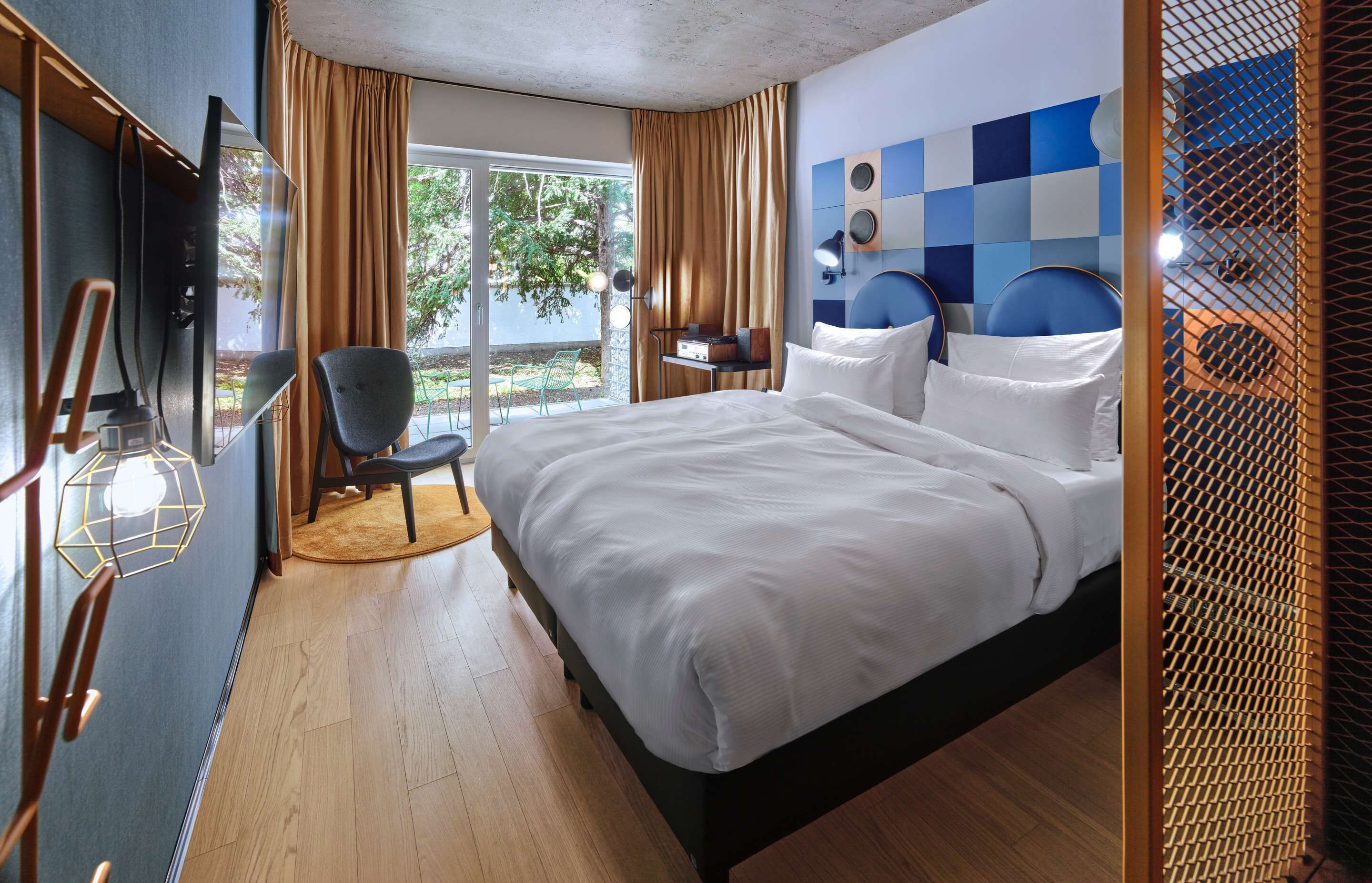 Quarto (Bassline) | Roupa de alta qualidade, edredões de penas, cortinas/cortinados opacos 