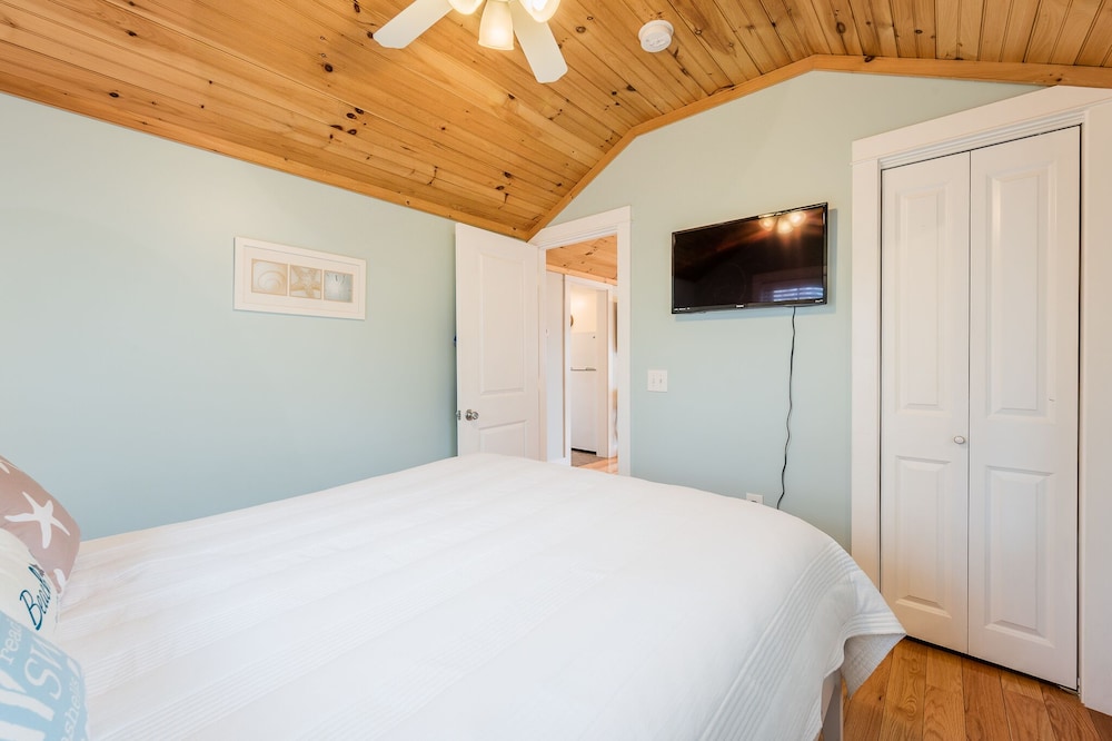 Relaxing Getaway With Town Beach Access - Rhode Island