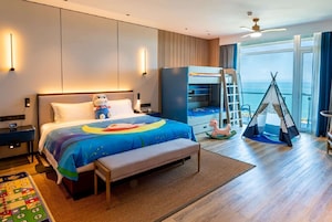 Quarto família, 1 cama King, vista para o oceano