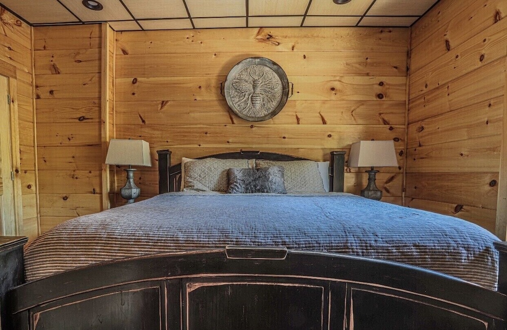 Unbeatable Location!!! 5 Bed/5 Bath Luxury Cabin! - Pigeon Forge, TN