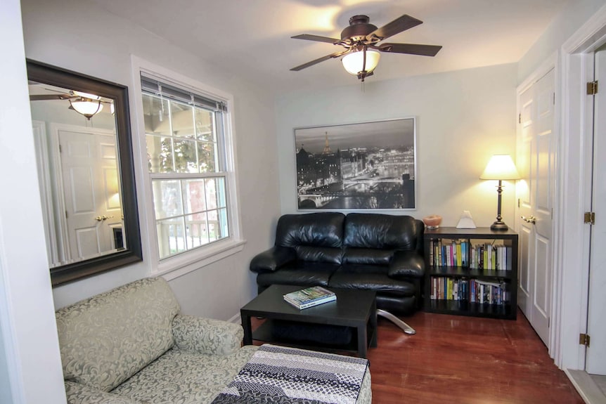 The Tuxedo Suite | The Jypsy Inn - Bracebridge