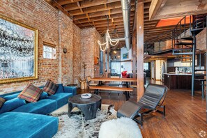 Quarto | Sala de estar | TV de ecrã plano, Netflix, Hulu, livros