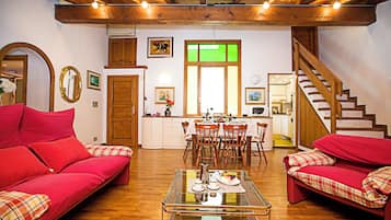 Apartamento família, vários quartos, ao lado da praia (Residenza Rocca del Lago 2) | Área de estar | TV de tela plana 21 polegadas com canais a cabo, TV