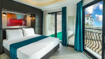 Quarto Júnior, terraço, vista para o mar | Minibar, cofre no quarto, secretária