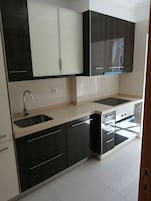 Um frigorífico/congelador grande, um micro-ondas, um forno