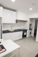 Loft Económico | Cozinha privada | Um frigorífico/congelador grande, um micro-ondas, um forno
