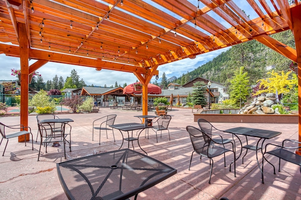 Groundfloor+pool+king Bed+hottub+skiing - Leavenworth, WA