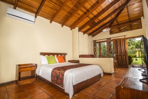 Estúdio tradicional | Roupas de cama premium, camas Select Comfort, individualmente decorados