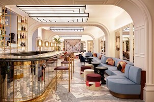 2 bares/lounges, um bar junto à piscina 