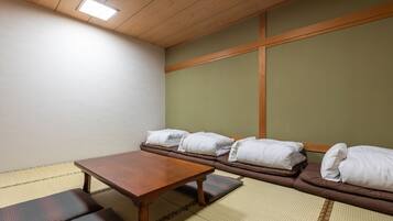 Quarto tradicional, para não fumantes, banheiro compartilhado (Japanese, 4 guests) | Ferros/tábuas de passar roupa, Wi-Fi de cortesia, roupa de cama
