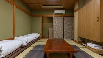 Quarto tradicional, para não fumantes, banheiro compartilhado (Japanese, 4 guests) | Ferros/tábuas de passar roupa, Wi-Fi de cortesia, roupa de cama