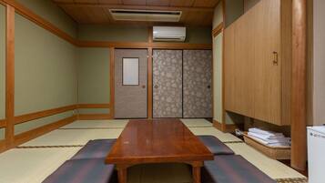 Quarto tradicional, para não fumantes, banheiro compartilhado (Japanese, 4 guests) | Ferros/tábuas de passar roupa, Wi-Fi de cortesia, roupa de cama