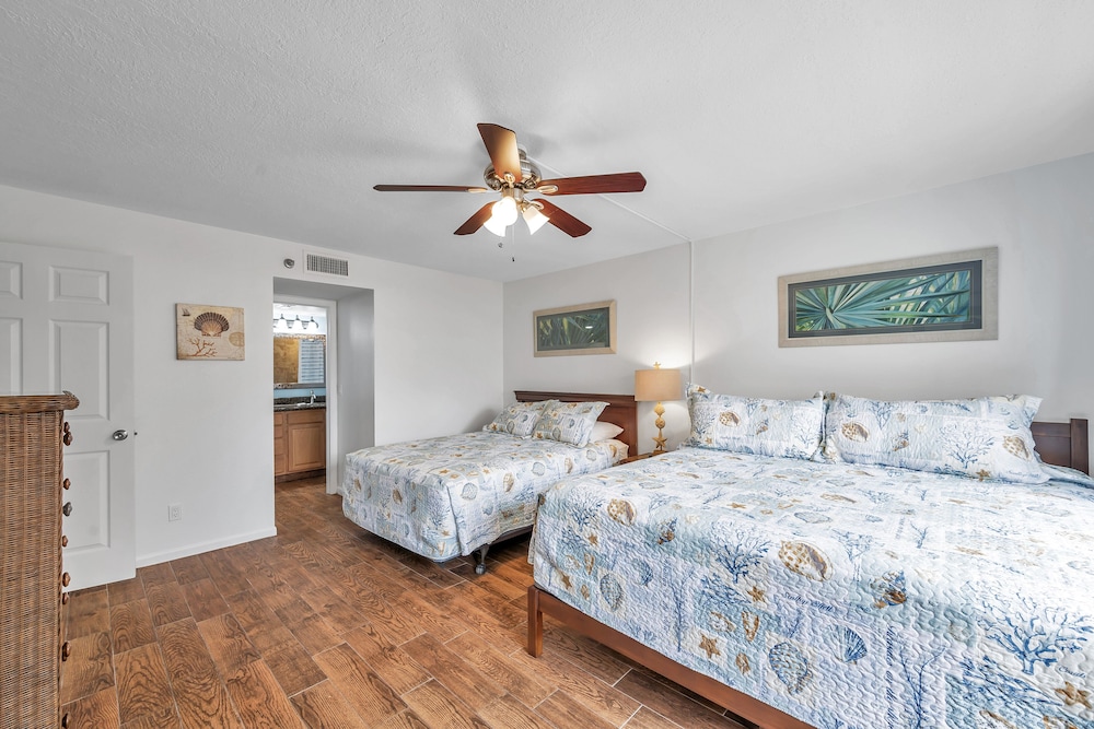 Updated Beachfront Condo, Steps To John's Pass With Heated Pool, Updated Kitchen - Madeira Beach, FL