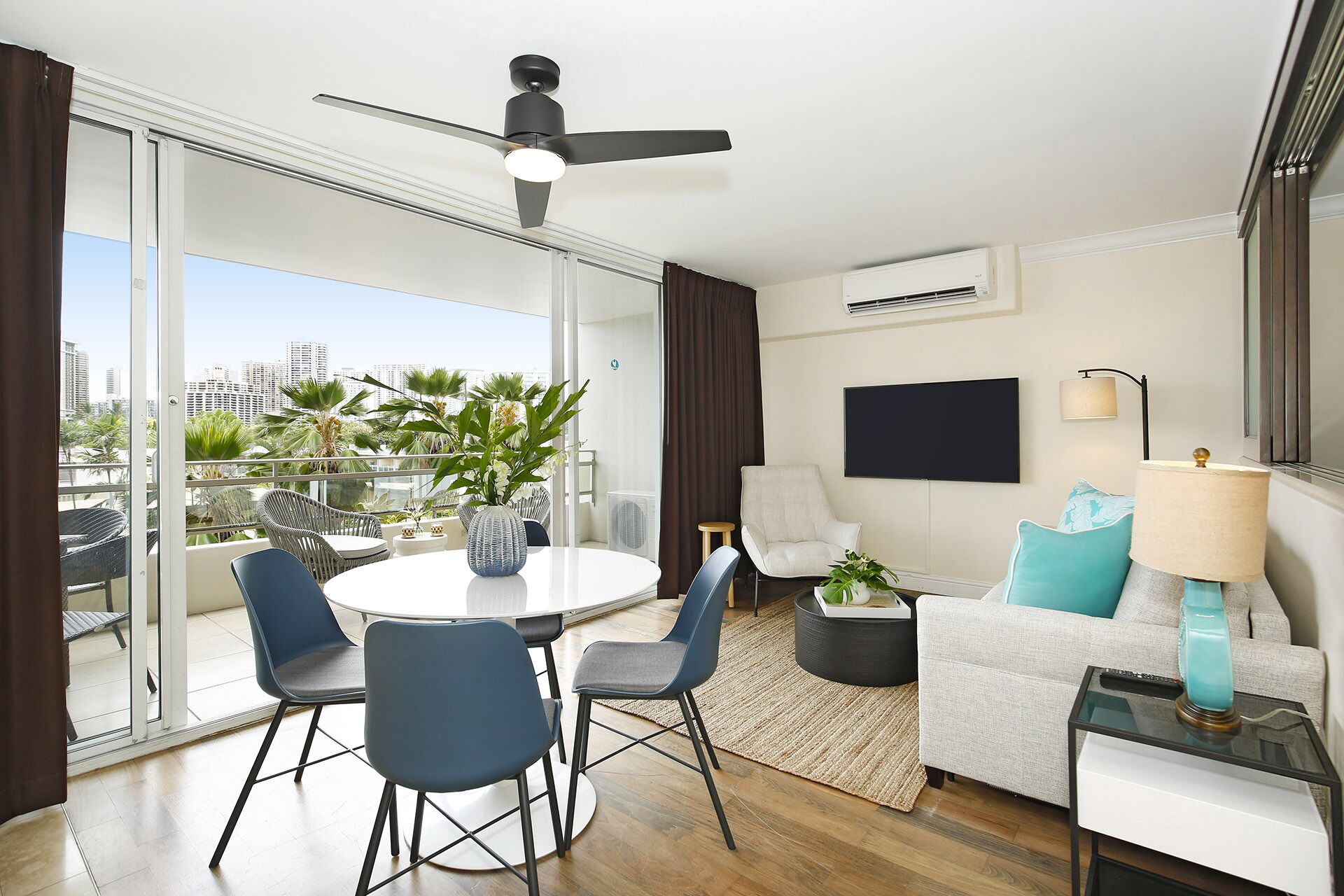 Heart Of Waikiki Corner Unit Just A Short Walk To Beach And Restaurants! - Honolulu, HI