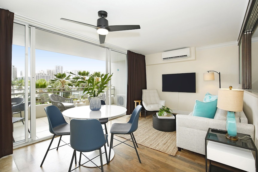 Heart Of Waikiki Corner Unit Just A Short Walk To Beach And Restaurants! - Honolulu, HI