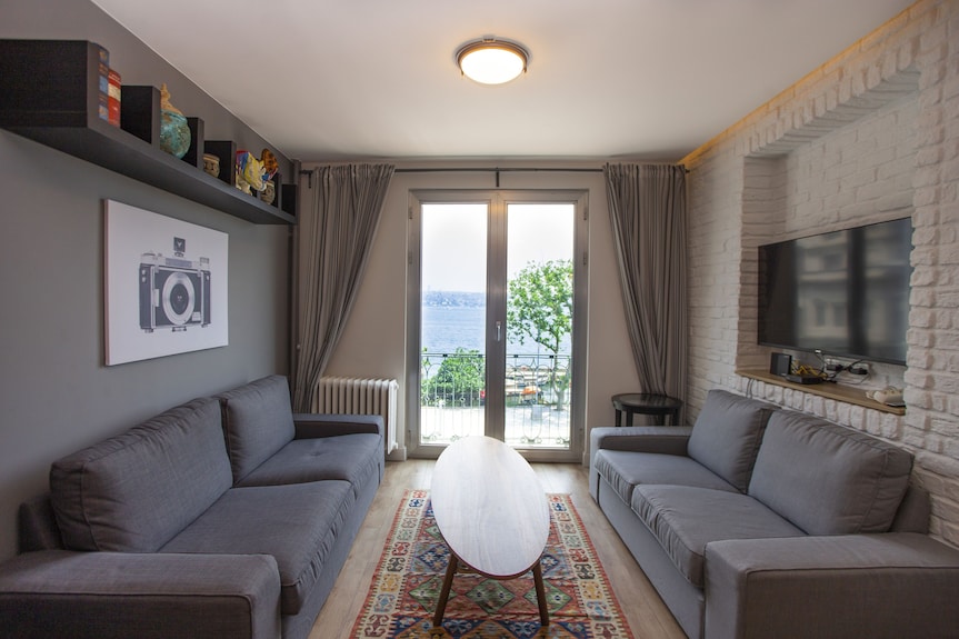 Modern Waterfront Apt. With A Striking View - Maltepe