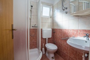 Estúdio Familiar (Apartment Basic 4) | Casa de banho | Uma combinação polibã/banheira, um secador de cabelo