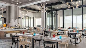 Café da manhã, almoço e jantar; local e internacional