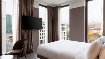 Quarto, 1 cama king-size, no canto | Secretária, secretária adequada para computadores portáteis