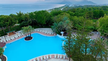 2 piscinas exteriores