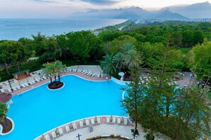 2 piscinas exteriores