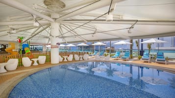 2 piscinas exteriores, toldos gratuitos, guarda-sóis