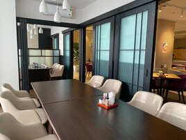 Pequenos-almoços, almoços, jantares servidos, cozinha japonesa 